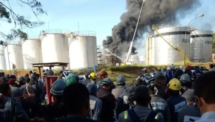 Brasil: Un muerto y seis heridos deja incendio en petroquímica