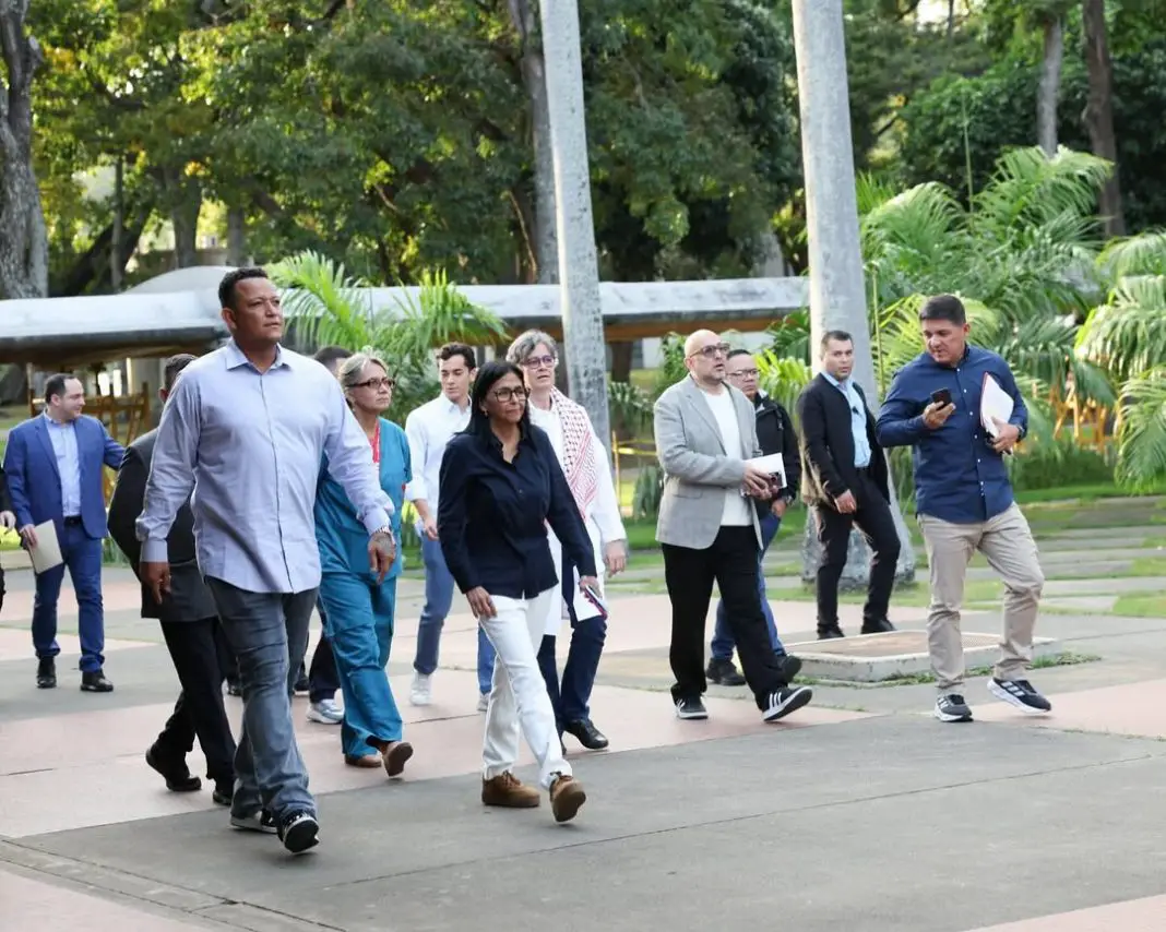 Miguel Cabrera y Delcy Rodríguez en recorrido por la UCV